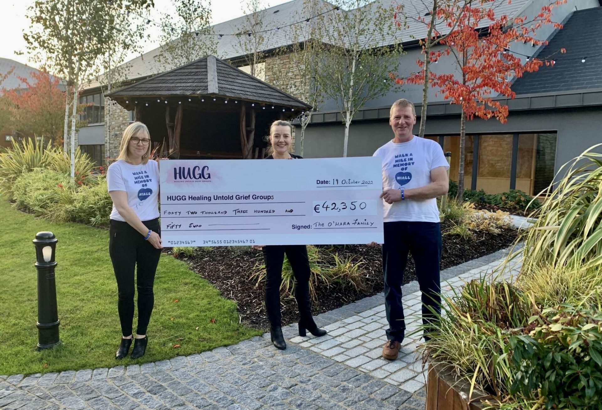 John and Johanna O'Hara present cheque to Fiona Tuomey